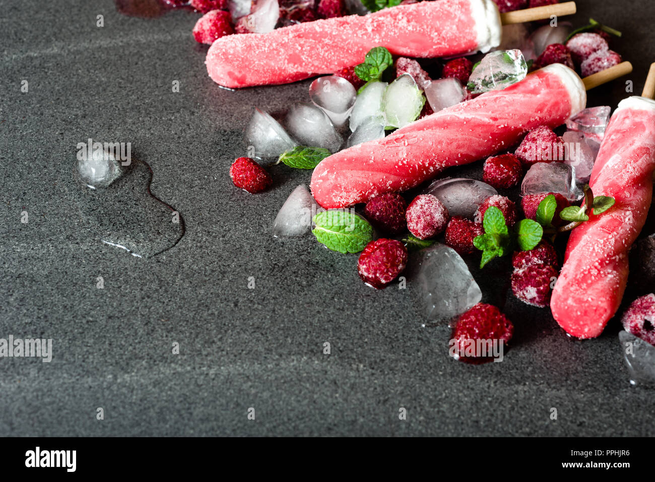 Red ice lolly hi-res stock photography and images - Alamy