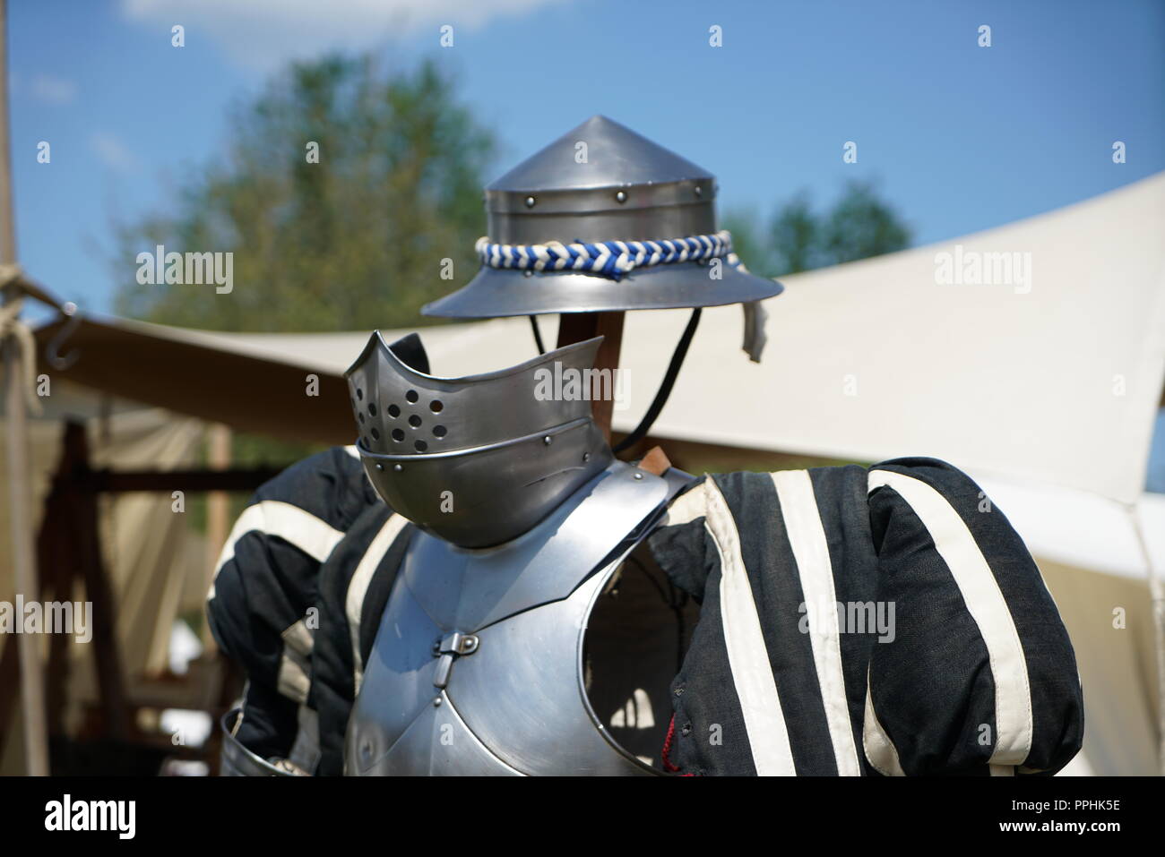 Battle worn knight hi-res stock photography and images - Alamy
