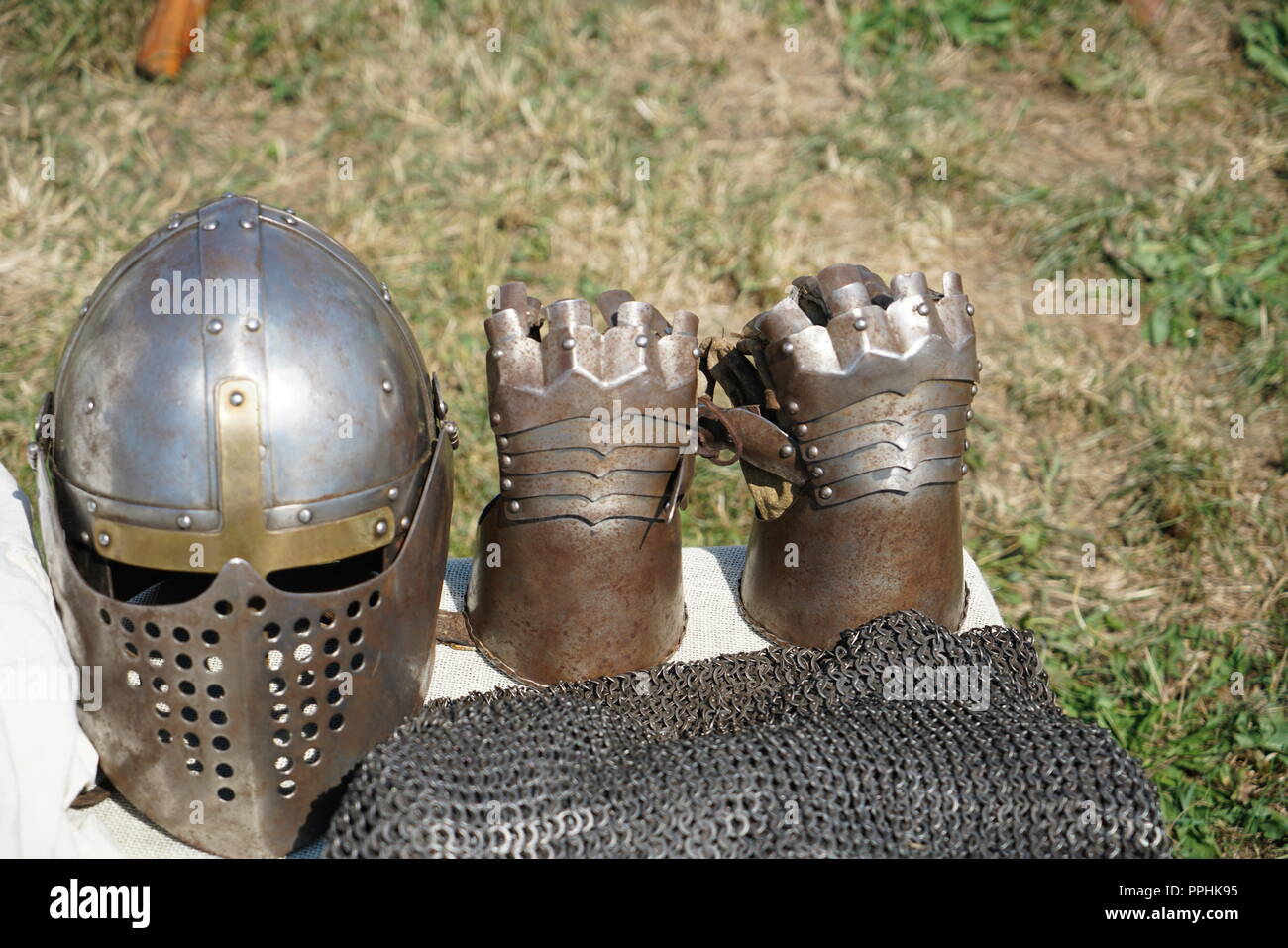 Battle worn knight hi-res stock photography and images - Alamy