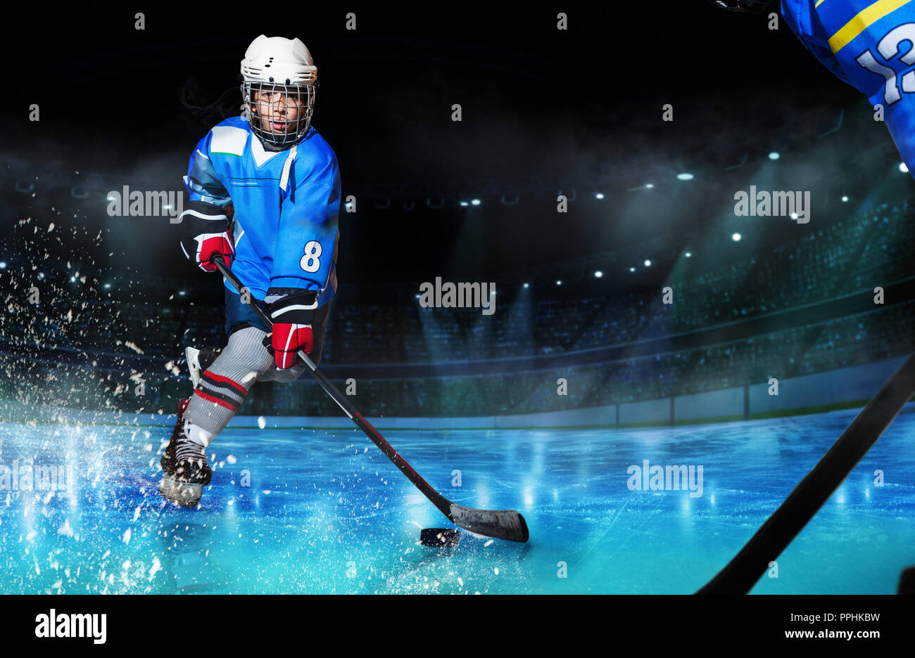 Ice hockey passing the puck hi-res stock photography and images - Alamy