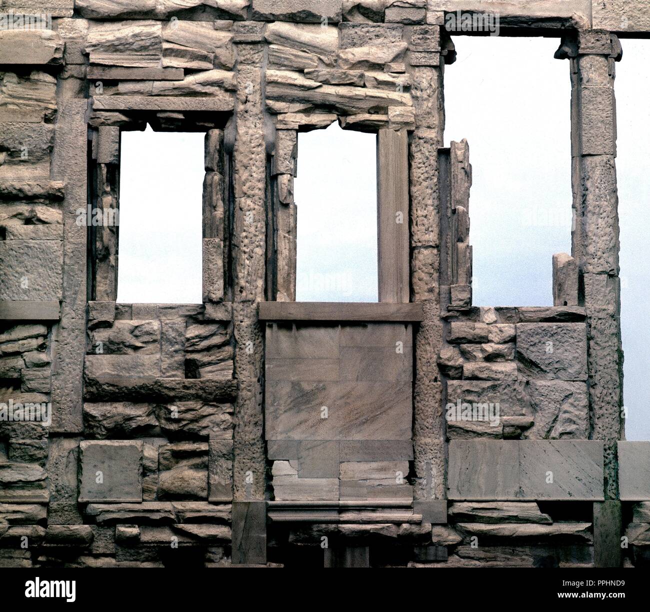 VANOS ABIERTOS EN EL MURO DEL ERECTEION - SIGLO V AC. Author: MNESICLES ...