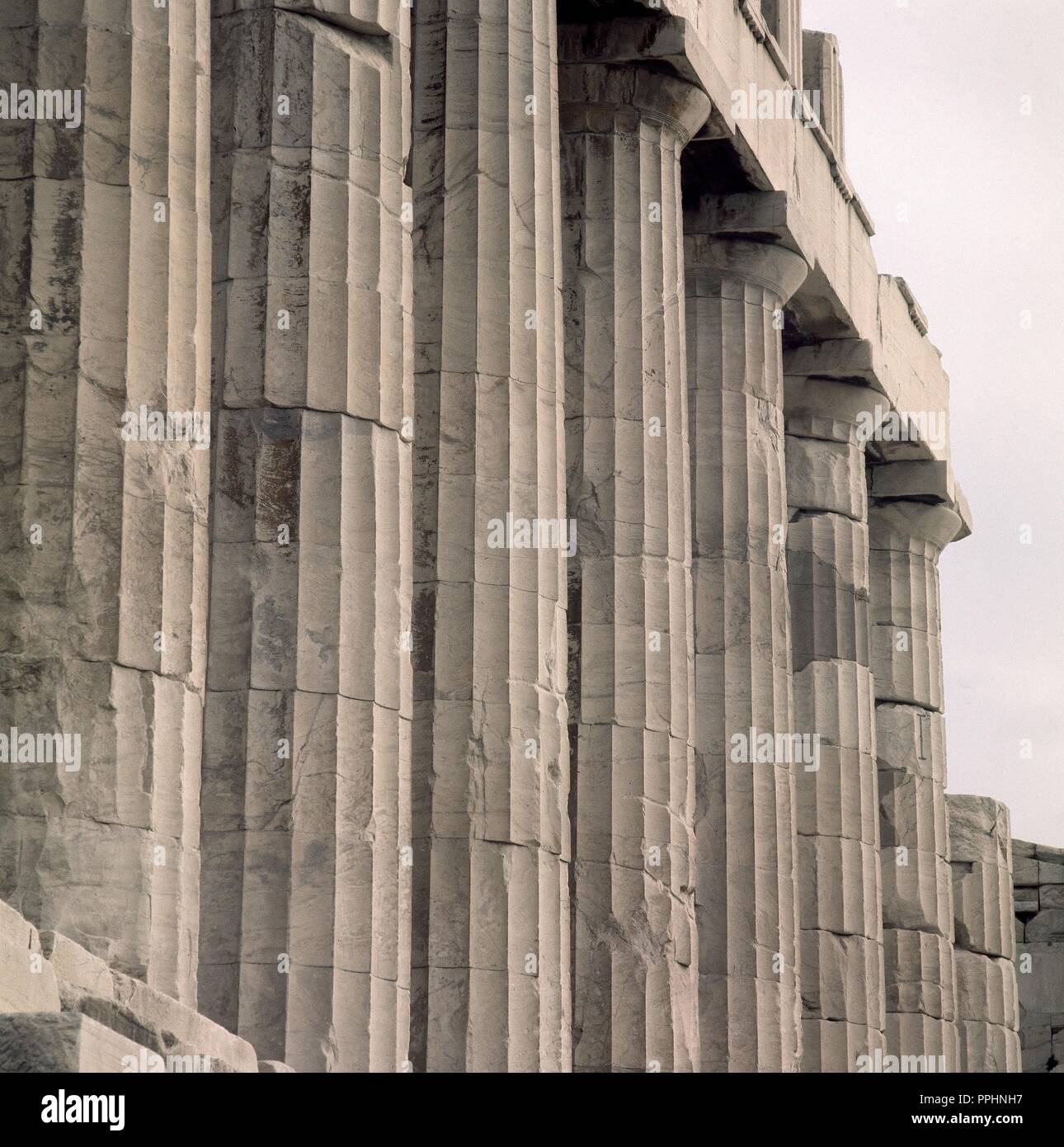 DETALLE DE LAS COLUMNAS LATERALES DEL PARTENON - TEMPLO DORICO ...