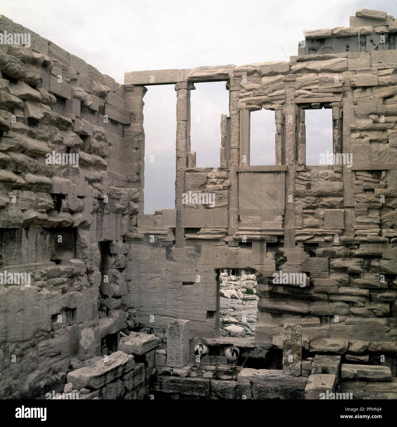 VANOS ABIERTOS EN EL MURO DEL ERECTEION - SIGLO V AC. Author: MNESICLES ...