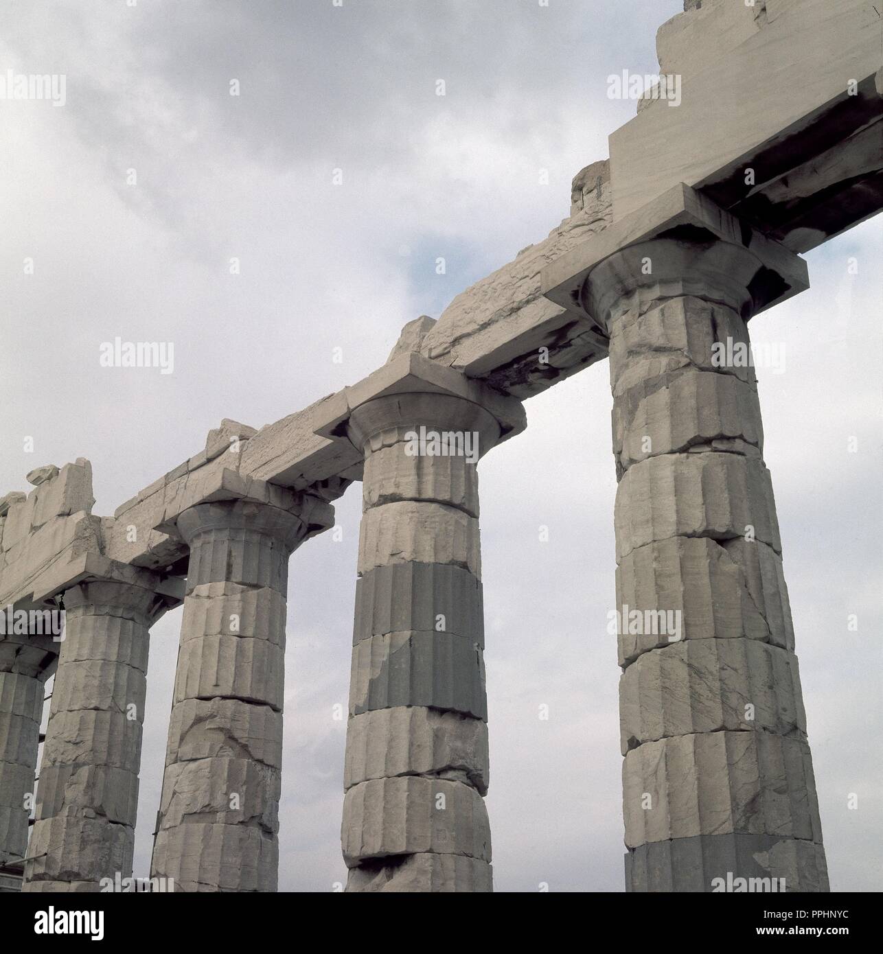 DETALLE DE LAS COLUMNAS LATERALES DEL PARTENON - TEMPLO DORICO ...