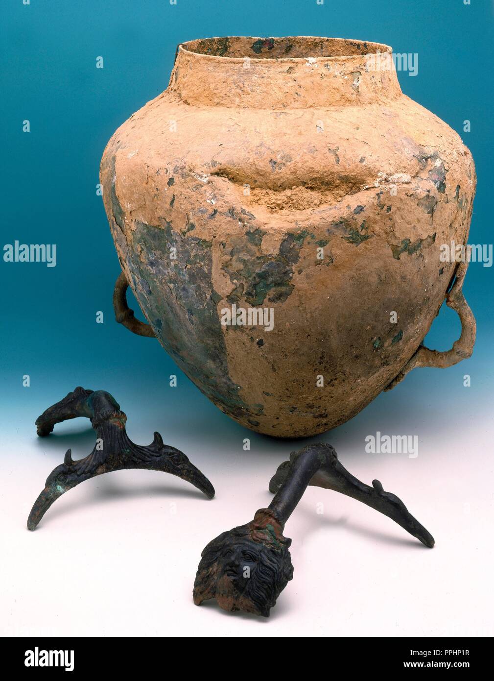 GRAN RECIPIENTE CON CUATRO ASAS (DINOS) DE BRONCE. ROMANO. AJUAR ...