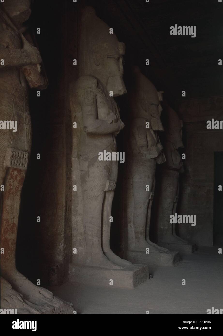 DETALLE DE LAS ESTATUAS DE RAMSES II ELEVADO A LA CATEGORIA DE DIOS ...