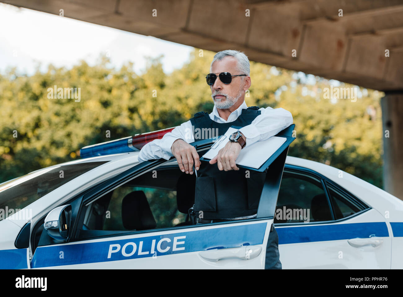 Policeman standing alone hi-res stock photography and images - Alamy