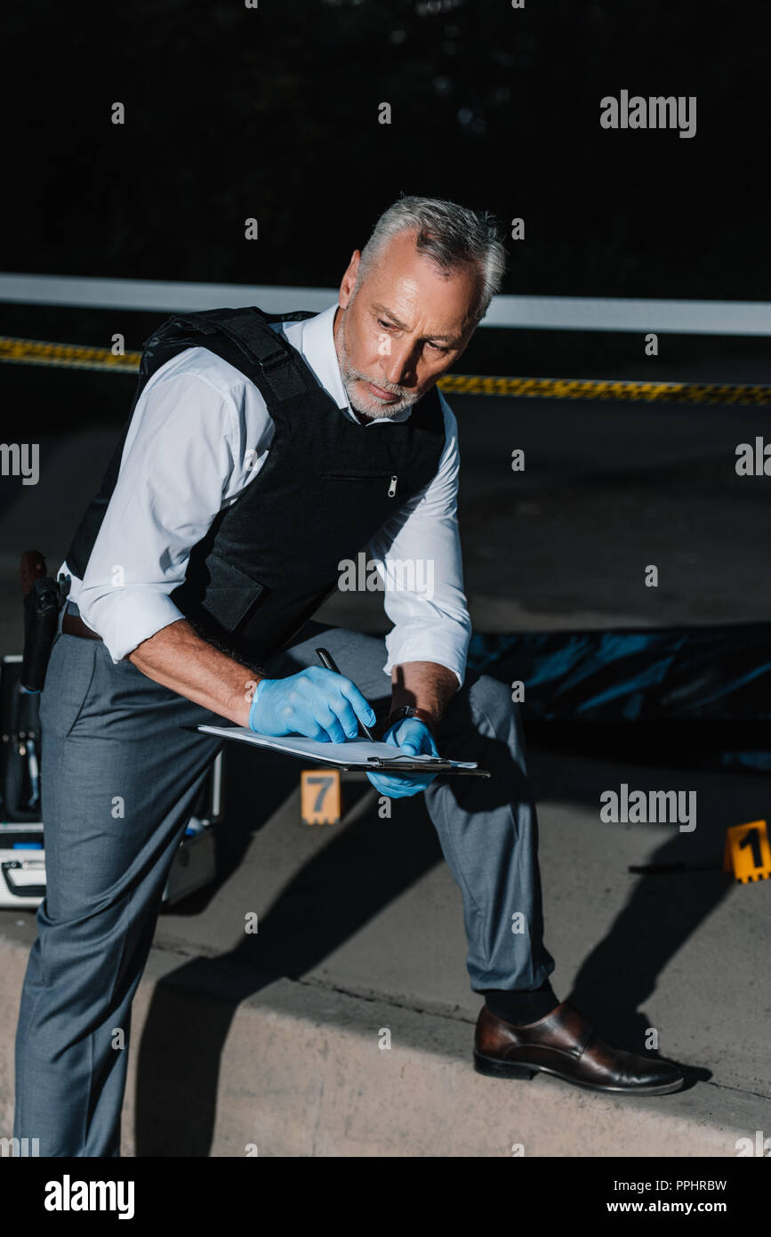 Write policeman hi-res stock photography and images - Alamy