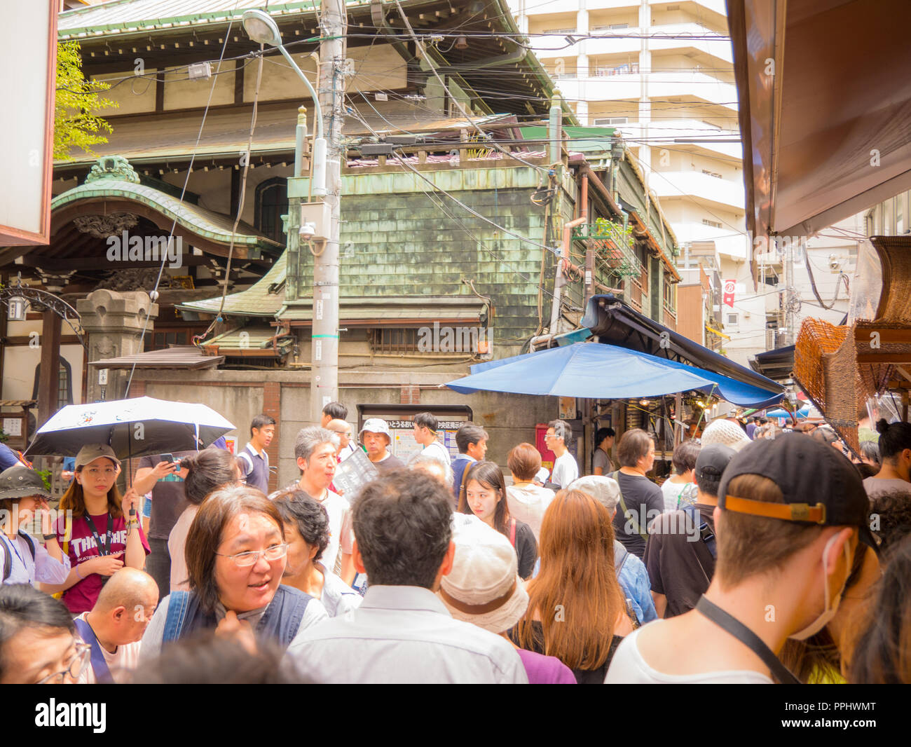 Japanese auction crowd hi-res stock photography and images - Alamy