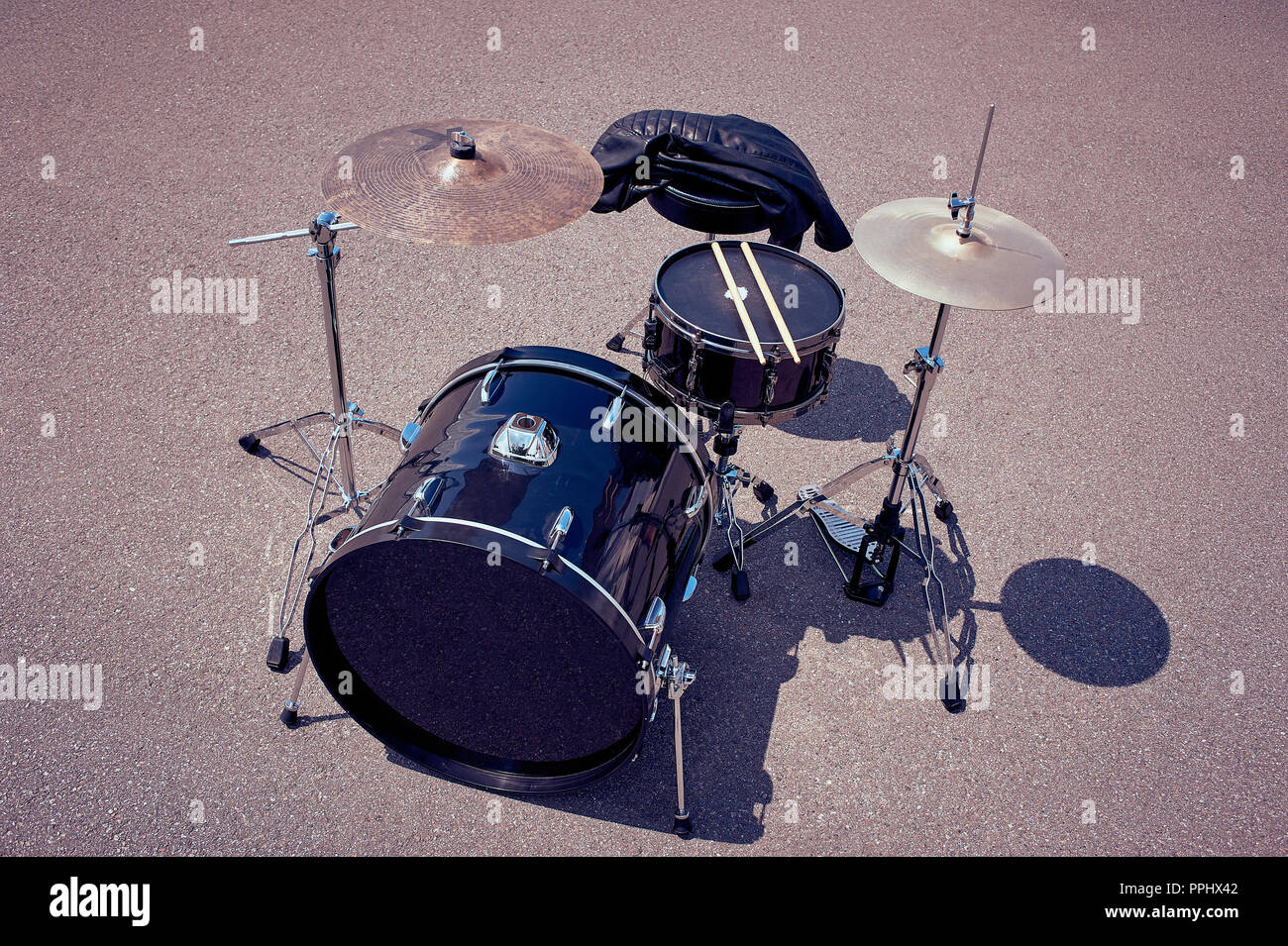 Drum kit arrangement hi-res stock photography and images - Alamy