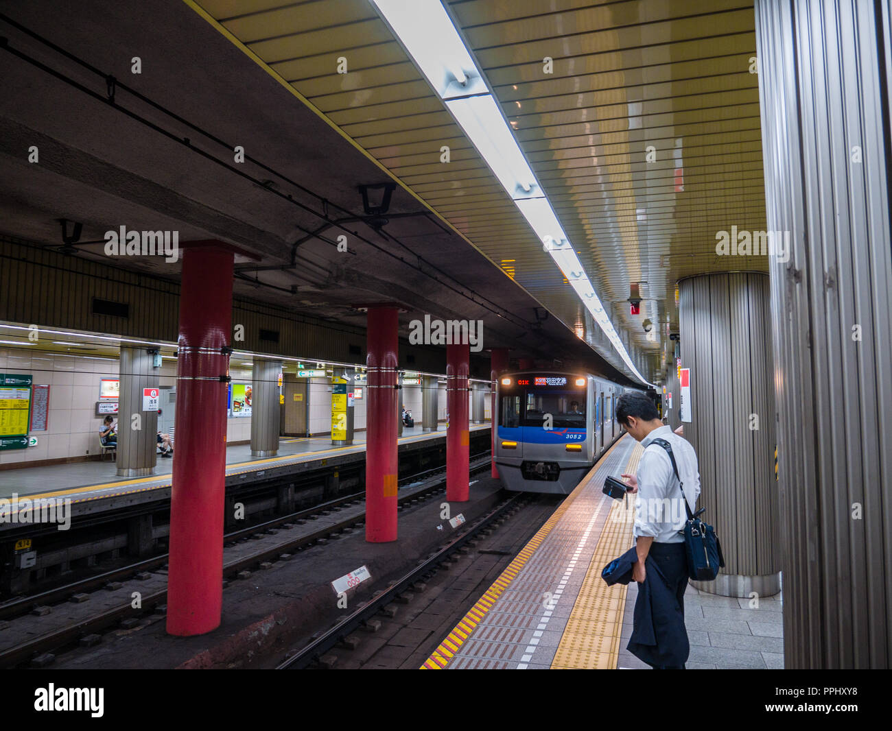 Tokyo subway platform crowded hi-res stock photography and images - Alamy