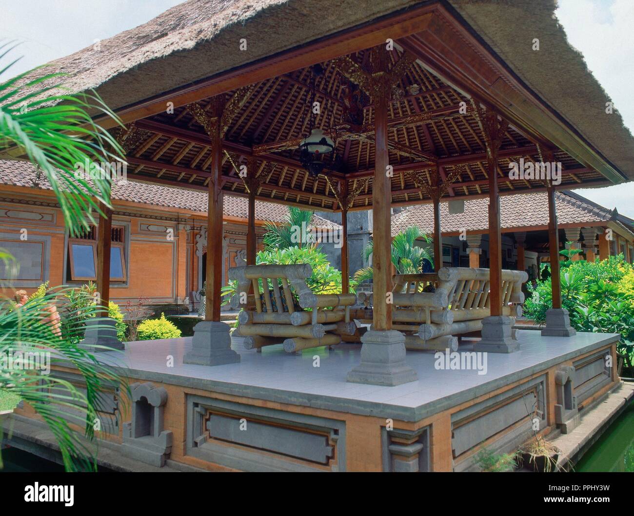 DETALLE INTERIOR DEL TECHO-ESTERA SOBRE VIGAS DE MADERA. Location: UBUD ...
