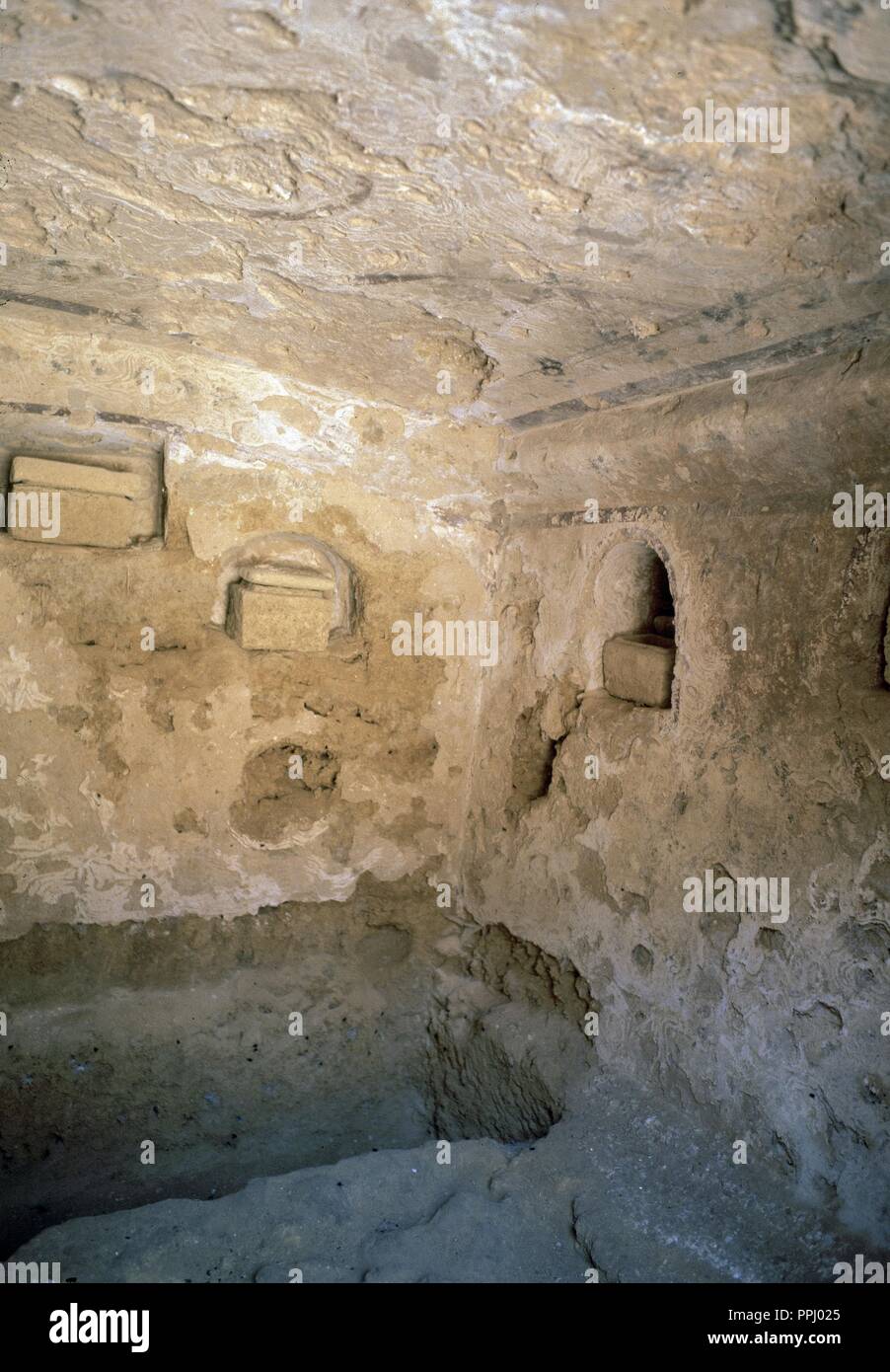 Urna funeraria romana hi-res stock photography and images - Alamy