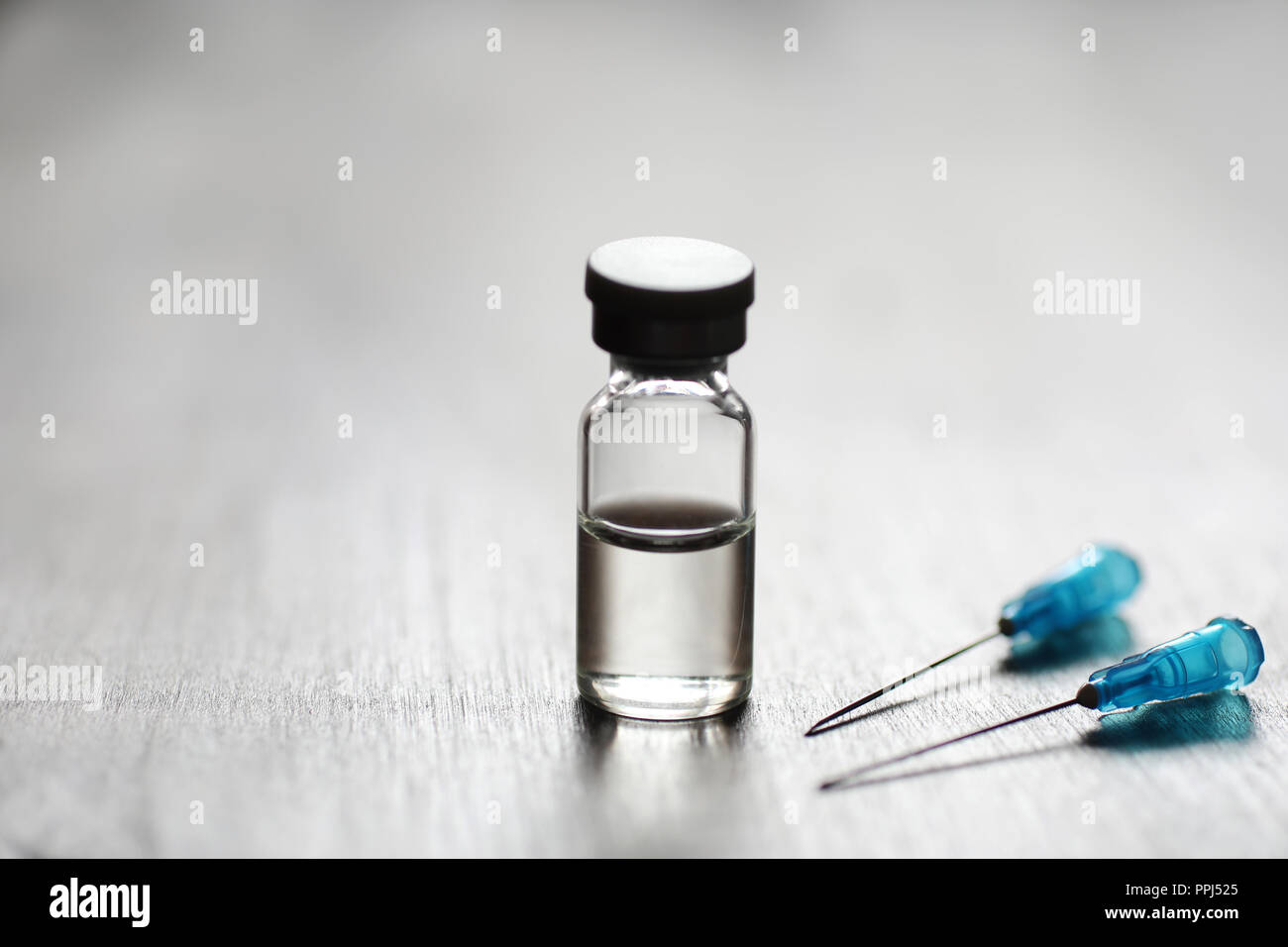 Ampoule and needles from a medical syringe Stock Photo - Alamy