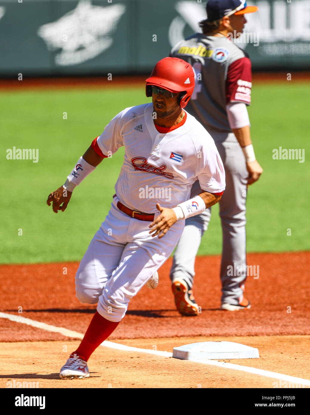Yordan Manduley de los Alazanes de Granma Cuba corre rumbo a home para ...