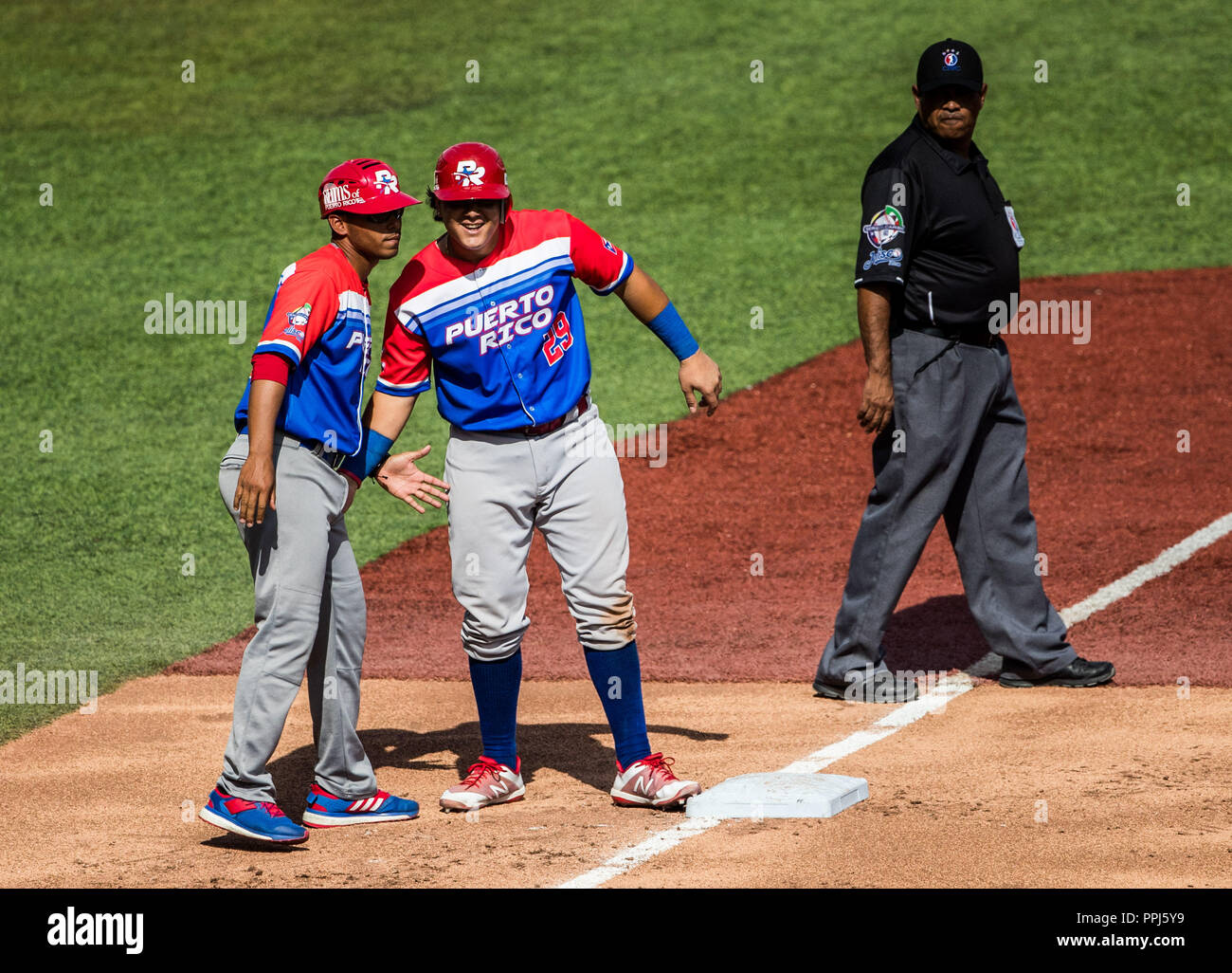 Jonathan Morales de Puerto Rico. . Partido de beisbol de la Serie del ...