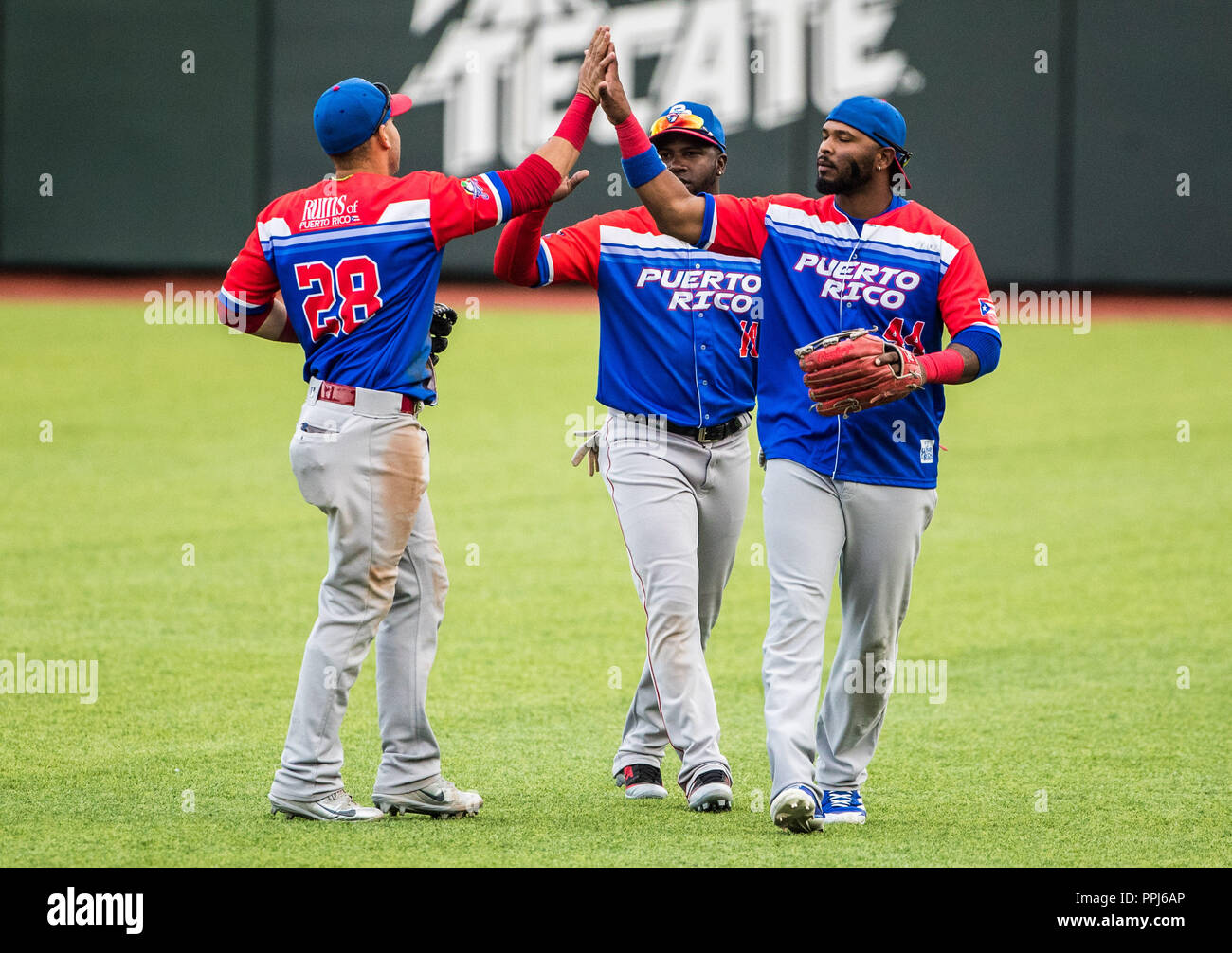 Dayron Varona (i), Anthony Garcia ()d de Puerto Rico. . Partido de ...
