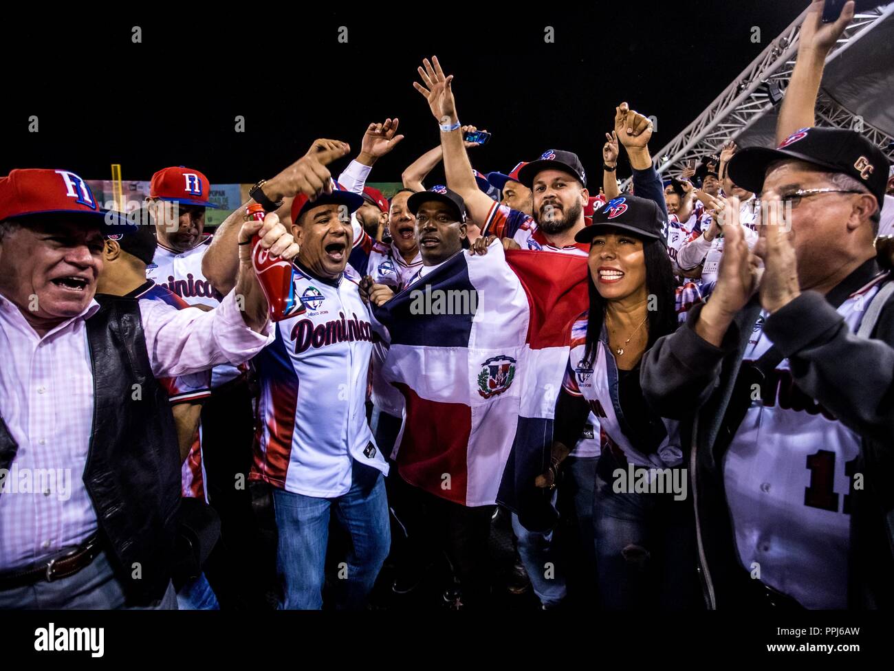 Fanáticos de beisbol celebran con el equipo de Republica Dominicana al ...