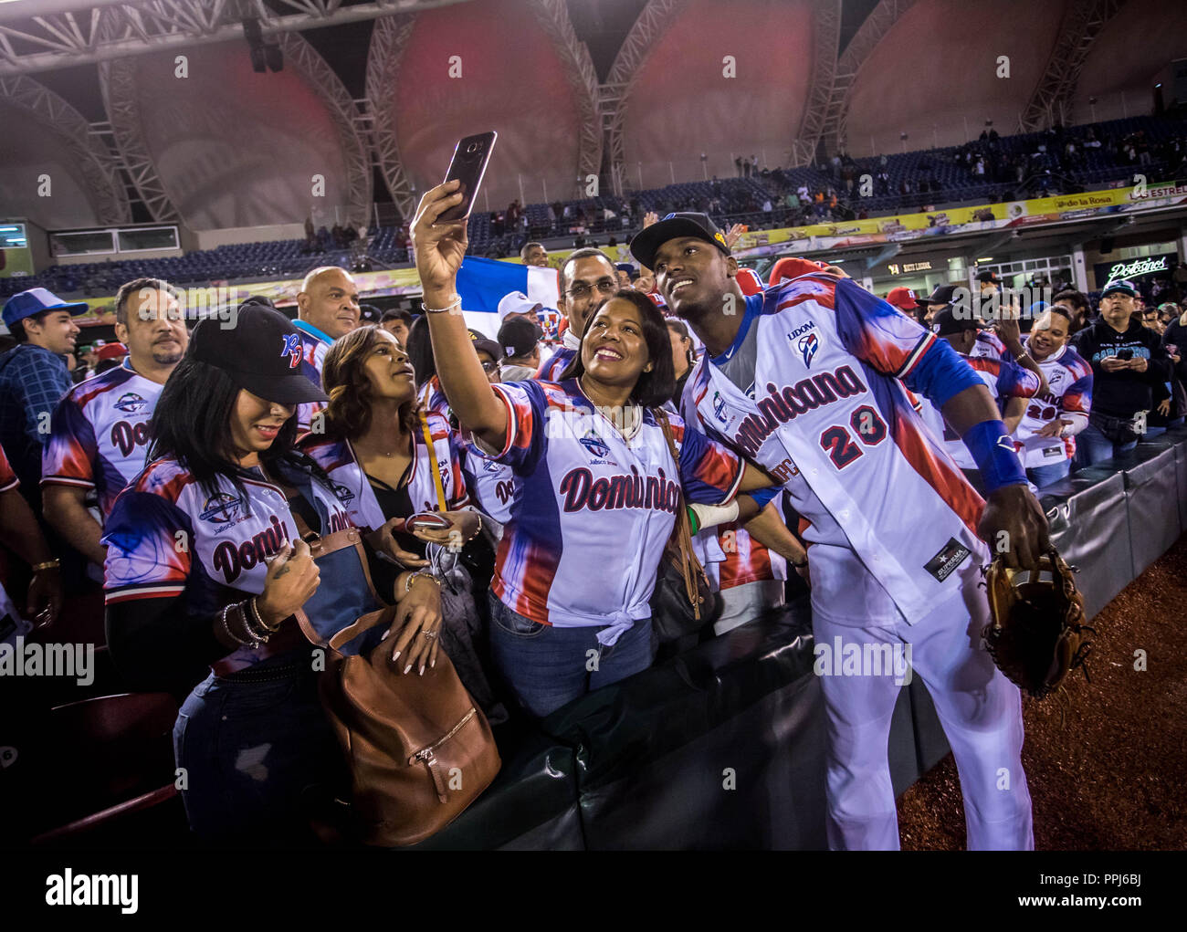Fanáticos de beisbol celebran con el equipo de Republica Dominicana al ...