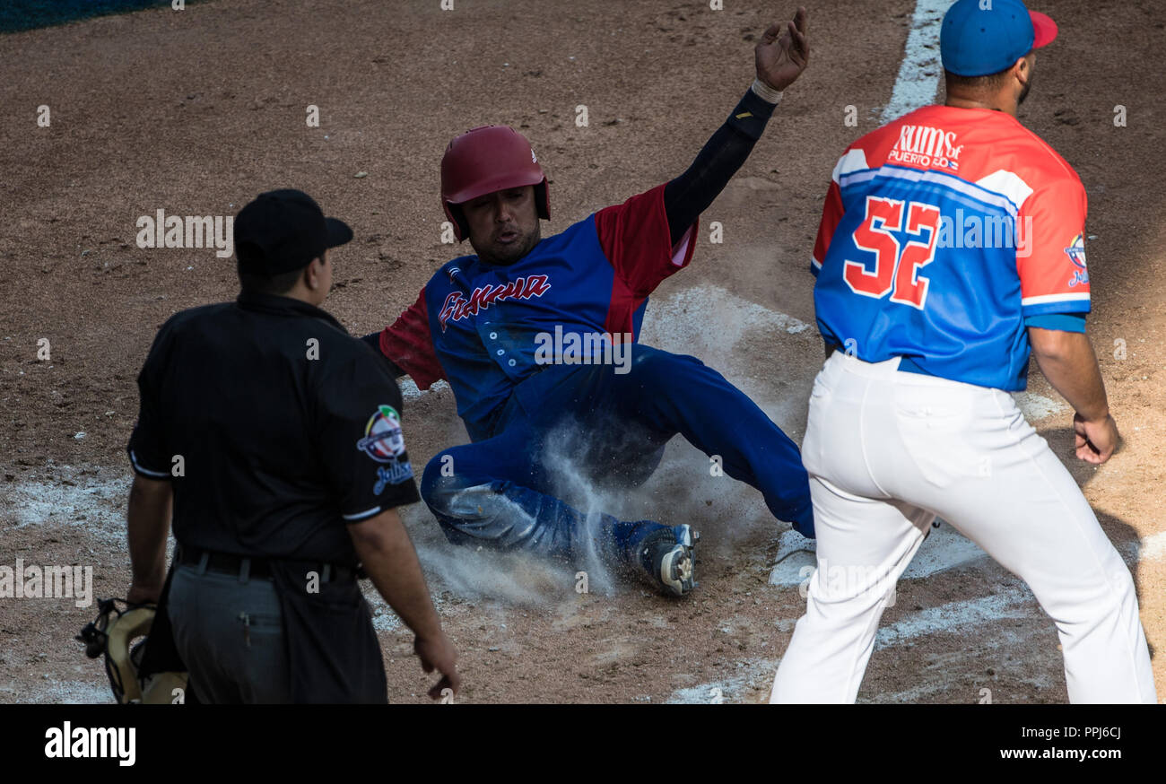 Frank Morejon del equipo los Alazanes de Gamma de Cuba se barre en home ...
