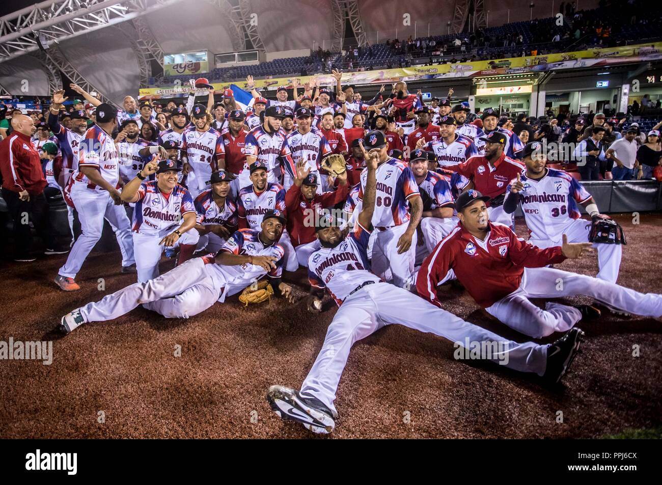 Fanáticos de beisbol celebran con el equipo de Republica Dominicana al ...