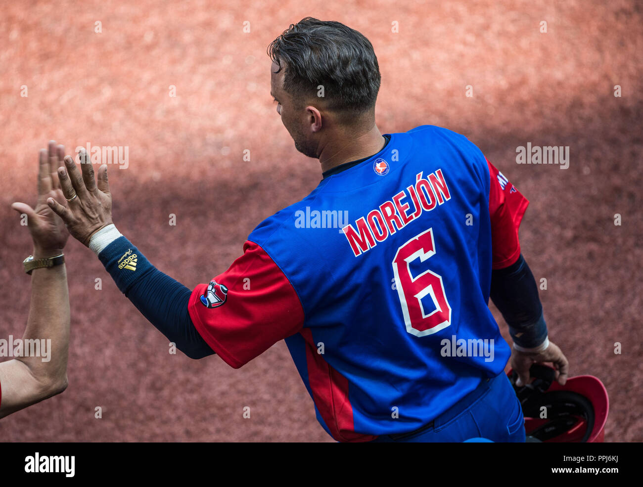 Frank Morejon del equipo los Alazanes de Gamma de Cuba celebra carrera ...
