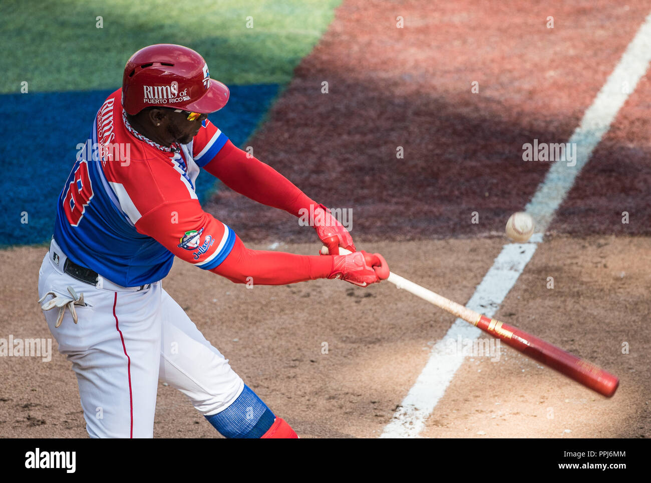 Rusney Castillo de los Criollos de Caguas de Puerto Rico conecta de hot ...