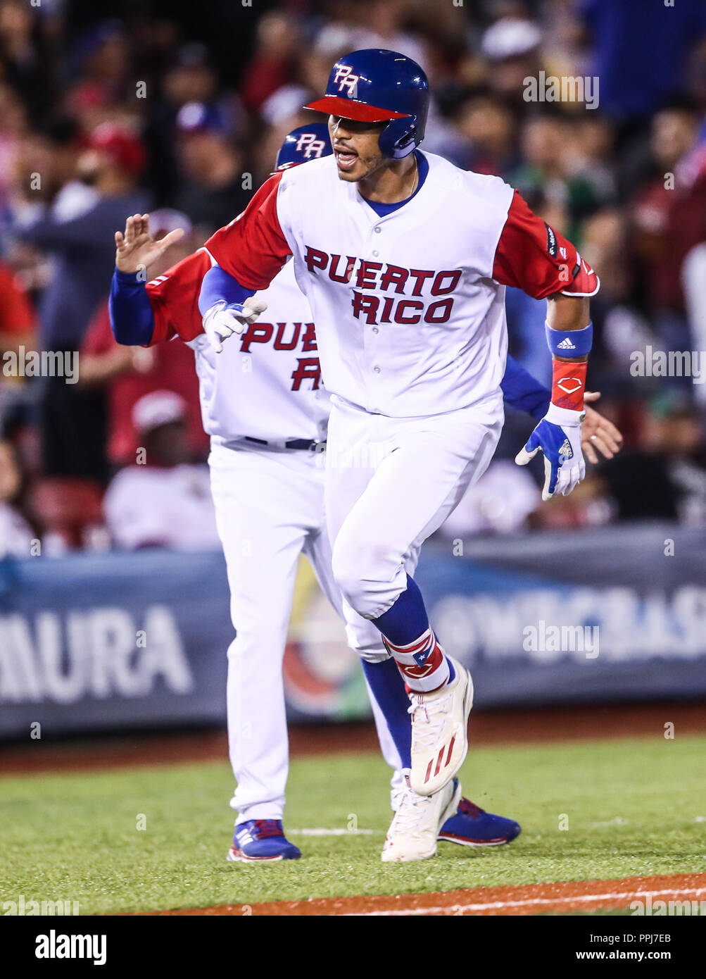 Carlos Correa de Puerto Rico celebra su homerun en la sexta entrada ...