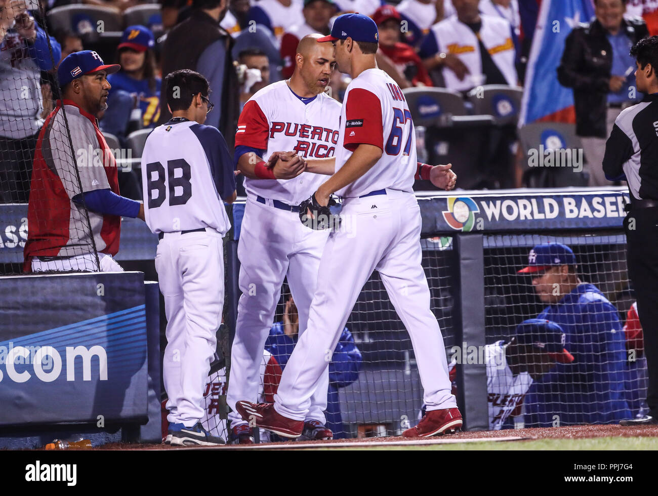 Seth Lugo pitcher inicial de Puerto Rico y Carlos Beltran, durante el ...