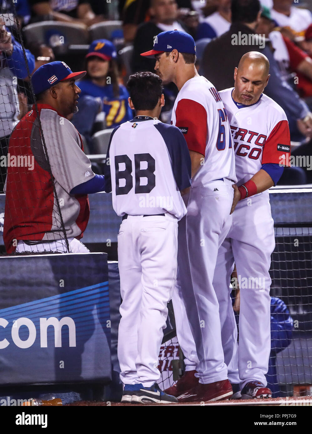 Seth Lugo pitcher inicial de Puerto Rico y Carlos Beltran, durante el ...