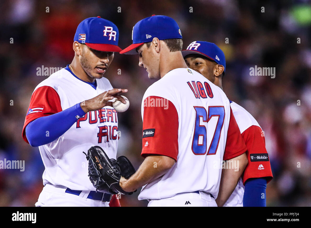 Carlos Correa (i) entrega la pelota y felicita Seth Lugo (c) pitcher ...