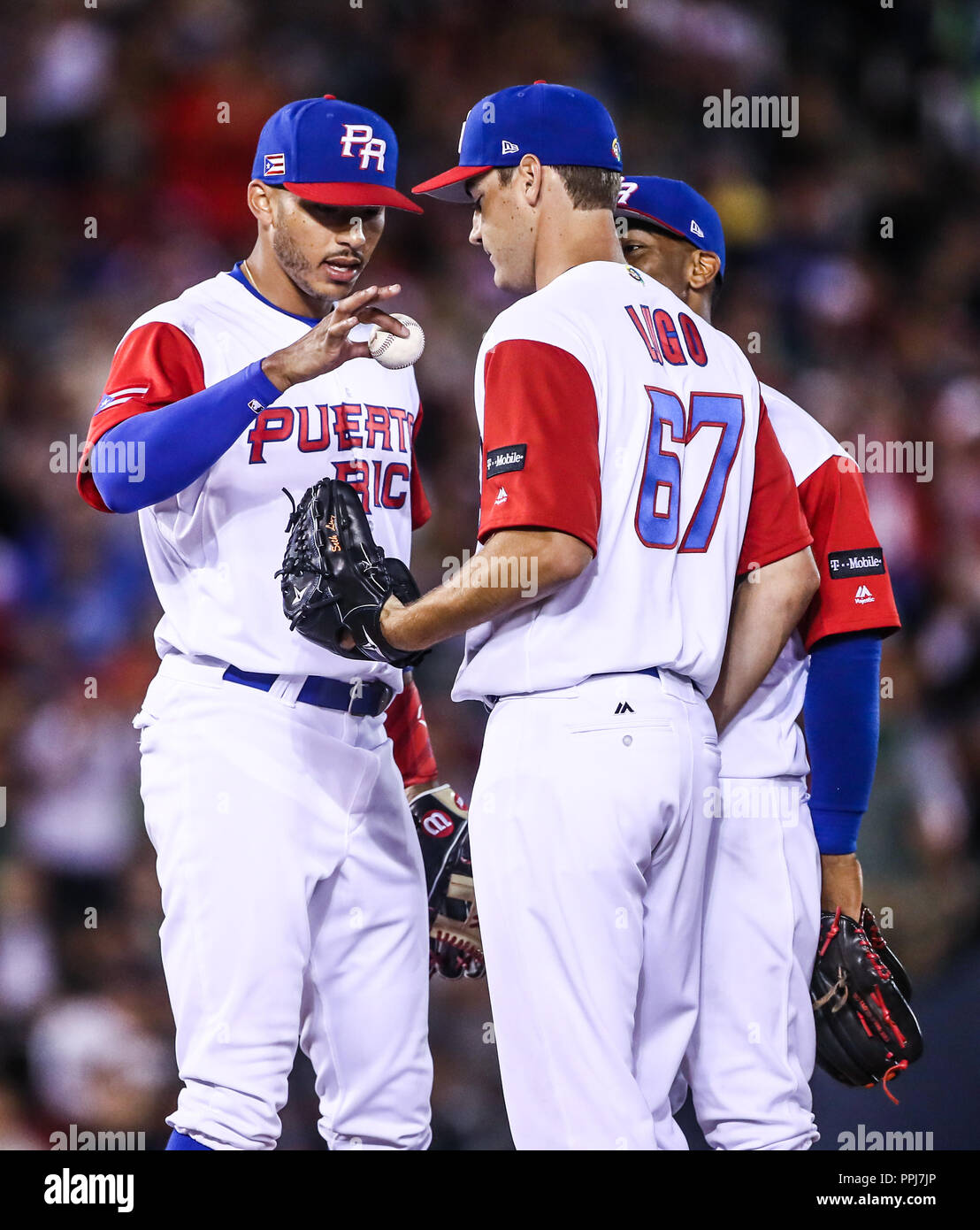 Carlos Correa (i) entrega la pelota y felicita Seth Lugo (c) pitcher ...