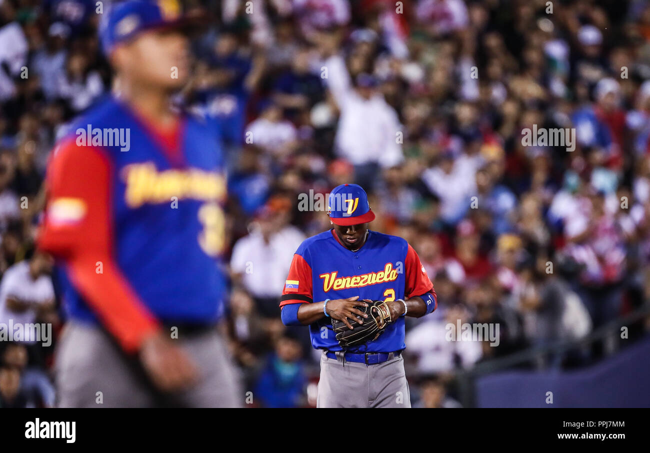 Alcides Escobar de Venezuela hace un tiro a primera base en la segunda ...