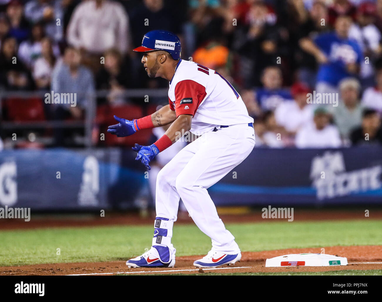 Eddie Rosario de Puerto Rico, celebra hacia el Dogout al llegar a la ...