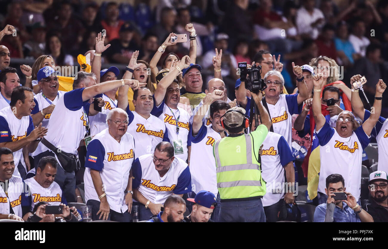 Aficionados en las gradas hi-res stock photography and images - Alamy