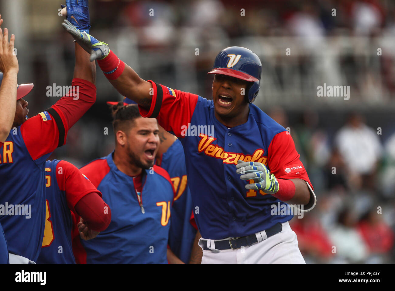 Salvador Perez de Venezuela da de Homerun en el noveno inning ante el ...