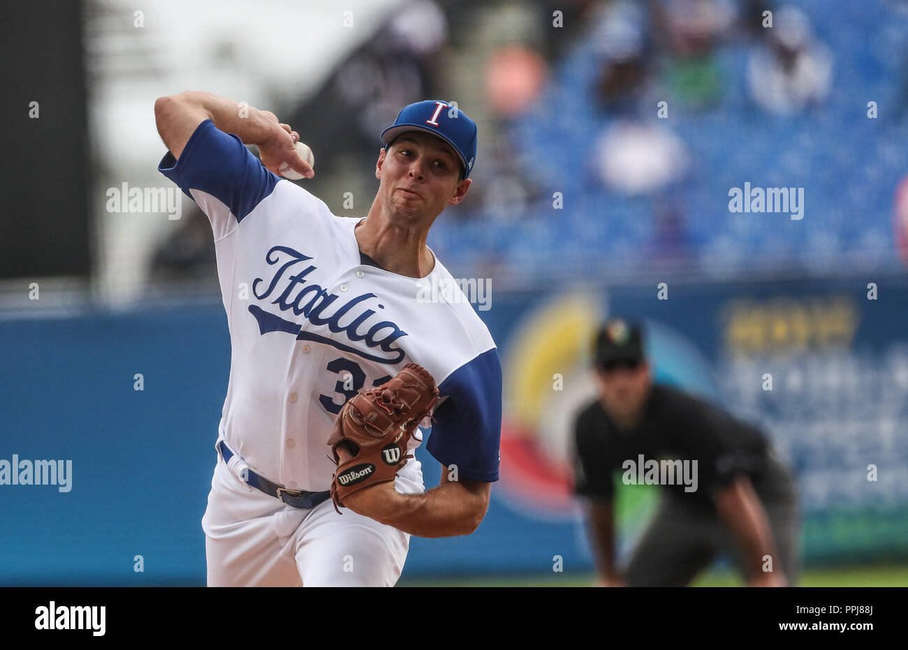 Samuel Gaviglio pitcher inicial de Italia hace lanzamientos en la ...