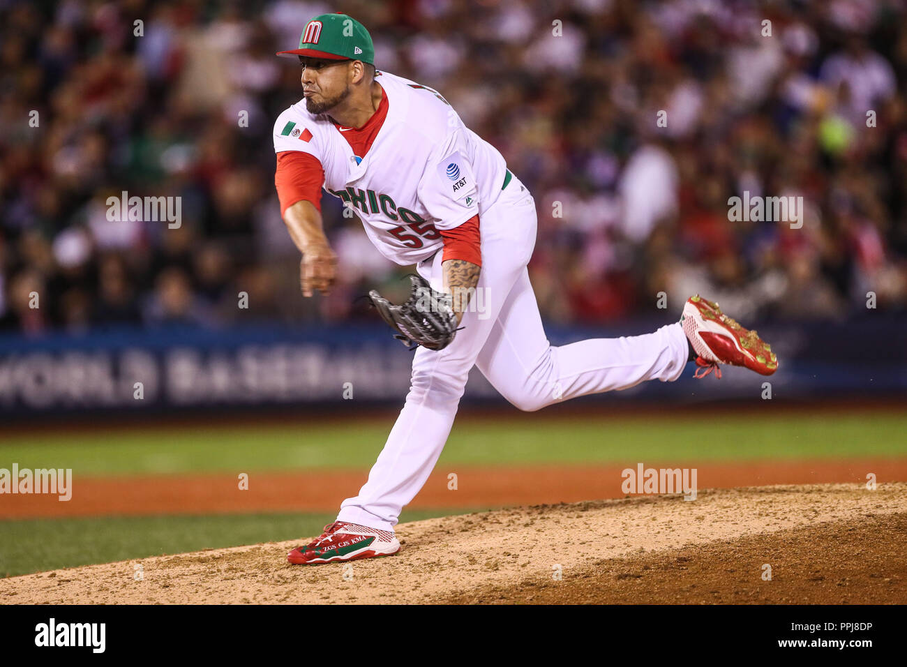 Jacob Sanchez pitcher relevo por Mexico en el quinto inning, durante el ...