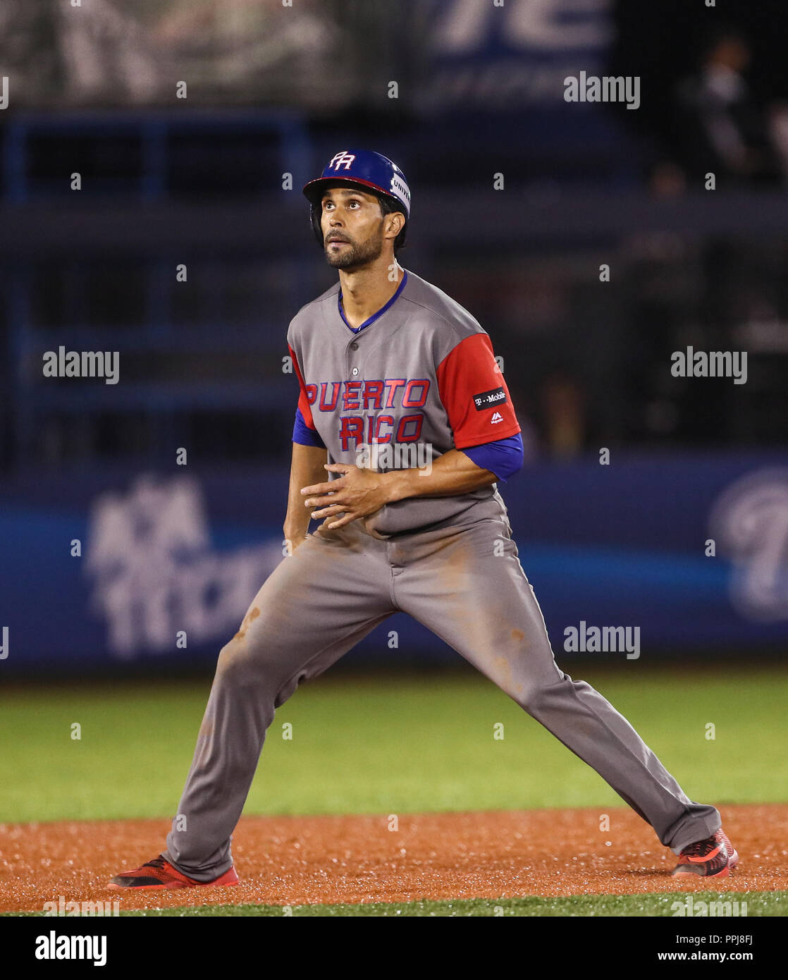 Angel Pagan de Venezuela llega barrido a la segunda base, durante el ...