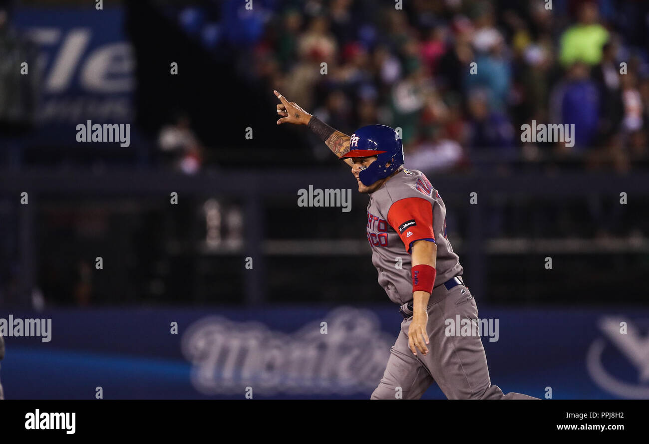 Javier Baez de Puerto Rico pega de homerun , durante el partido entre ...