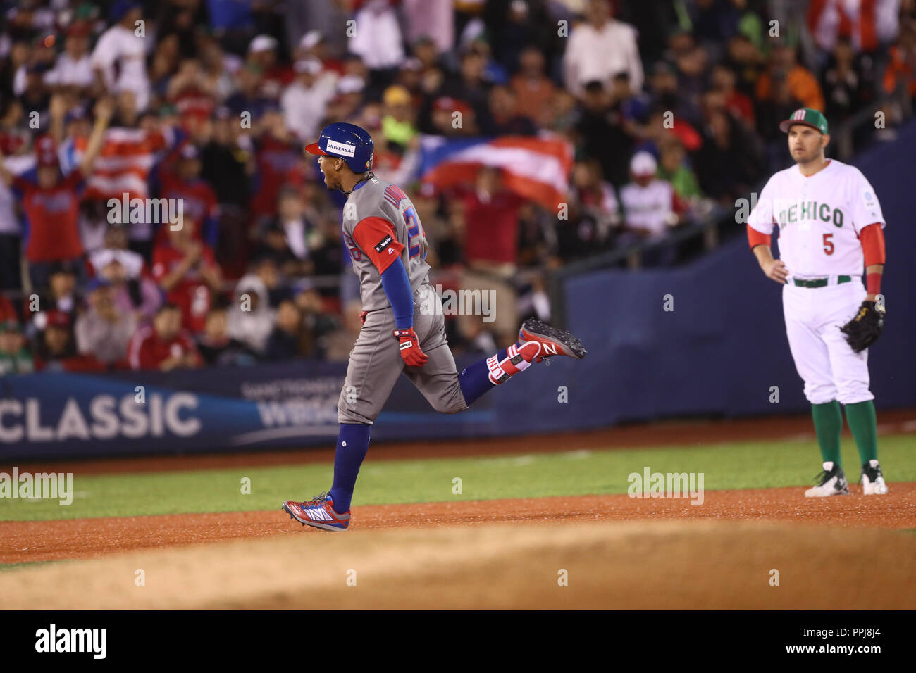 Francisco Lindor de Puerto Rico corre y celebra su homerun en la ...