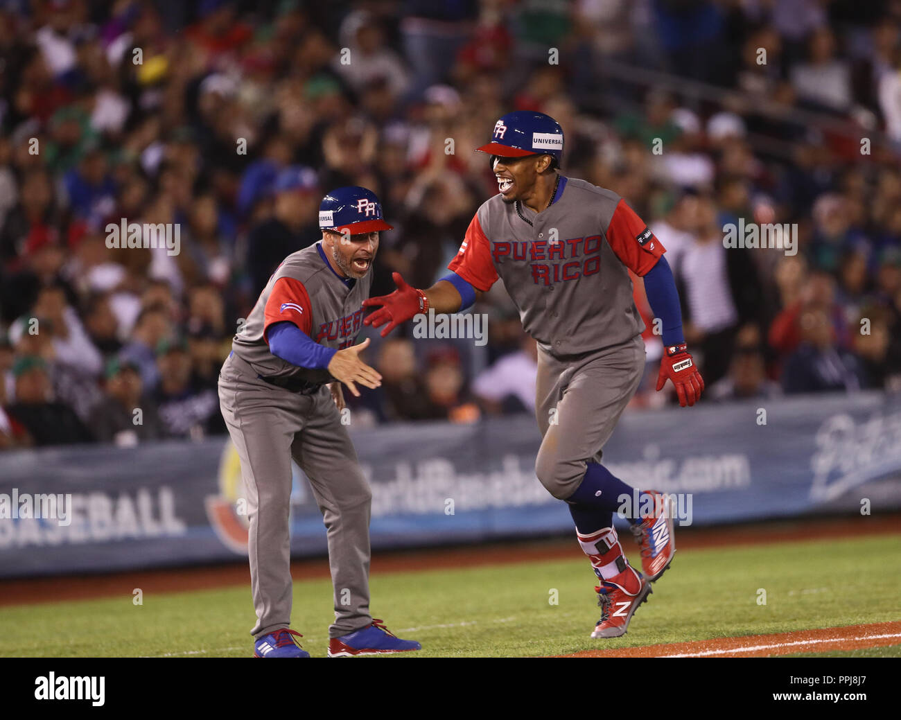 Francisco Lindor de Puerto Rico corre y celebra su homerun en la ...