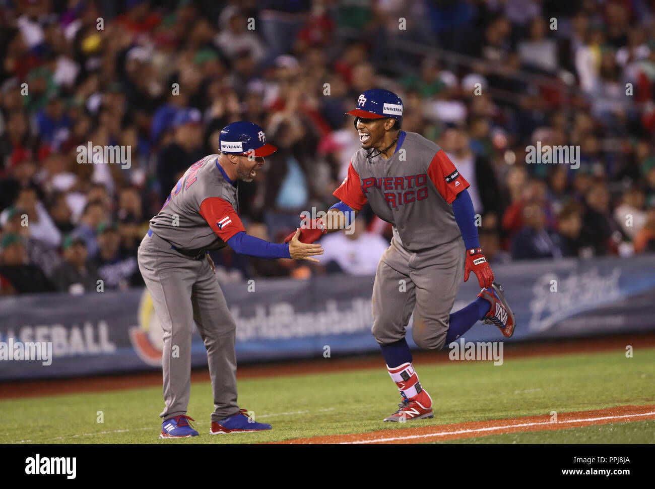 Francisco Lindor de Puerto Rico corre y celebra su homerun en la ...