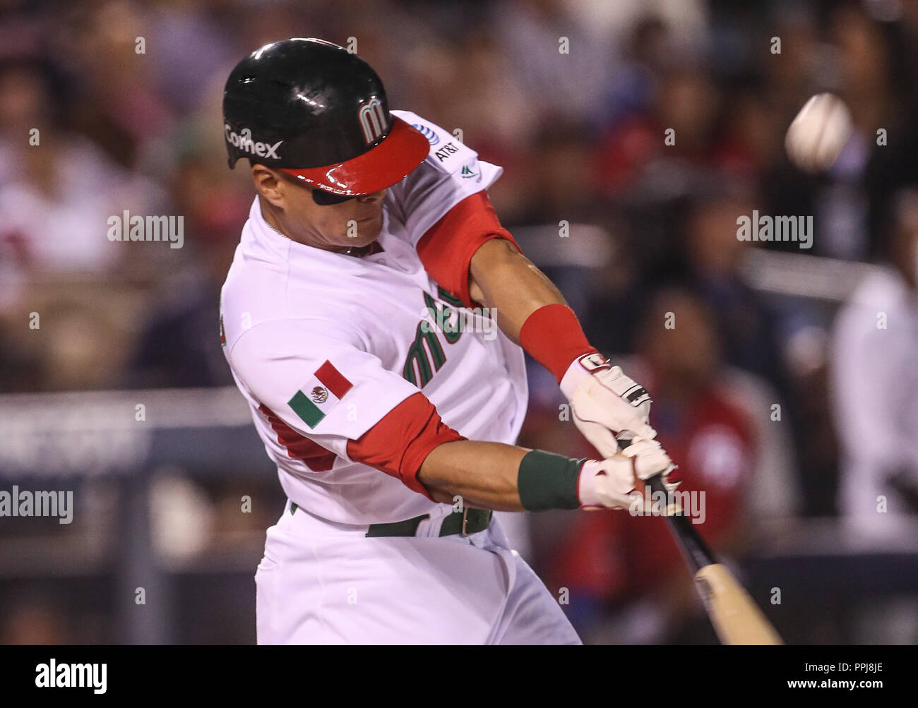 Manny Rodriguez de Mexico intenta conectar la pelota séptima entrada ...