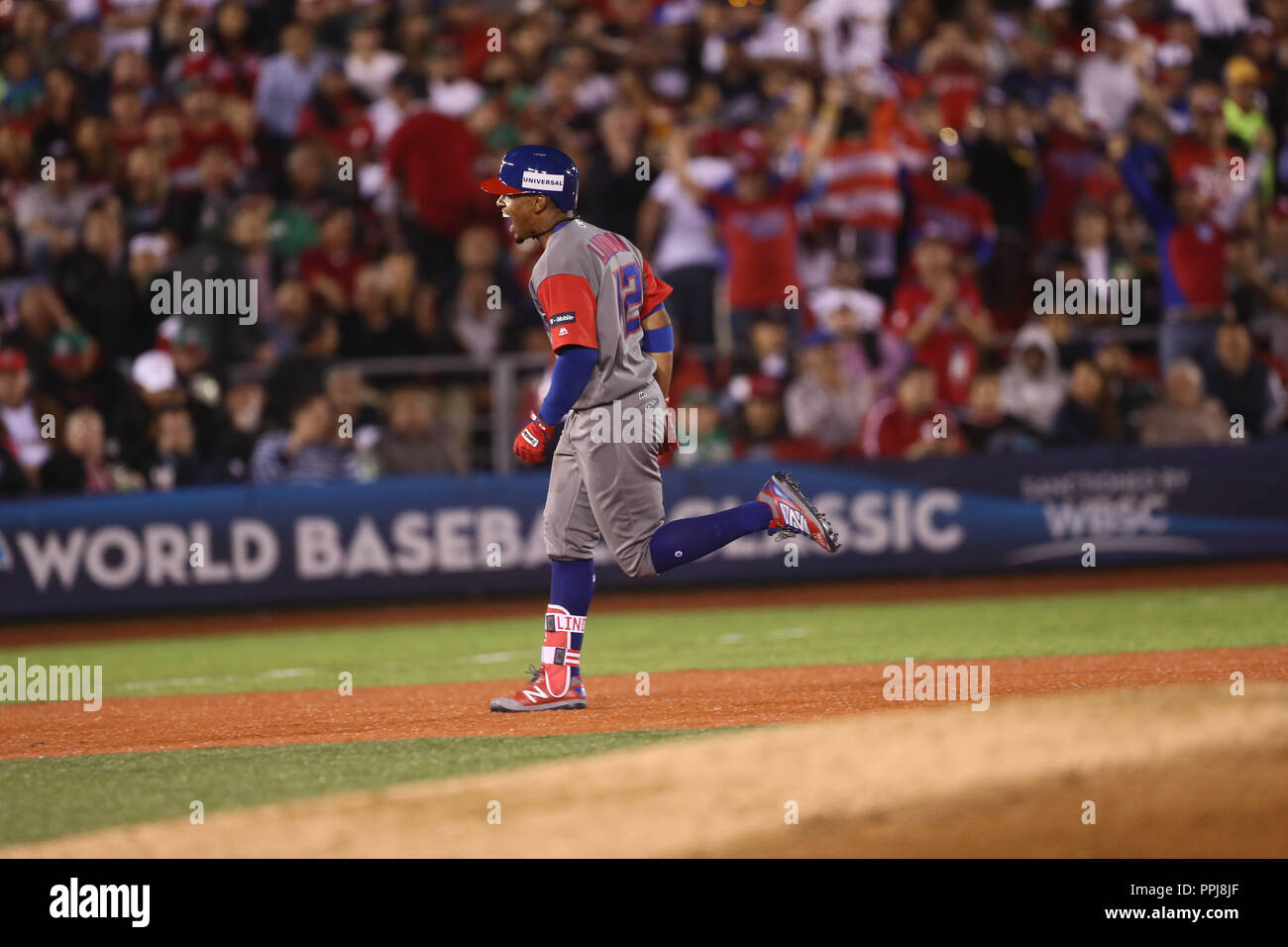 Francisco Lindor de Puerto Rico corre y celebra su homerun en la ...