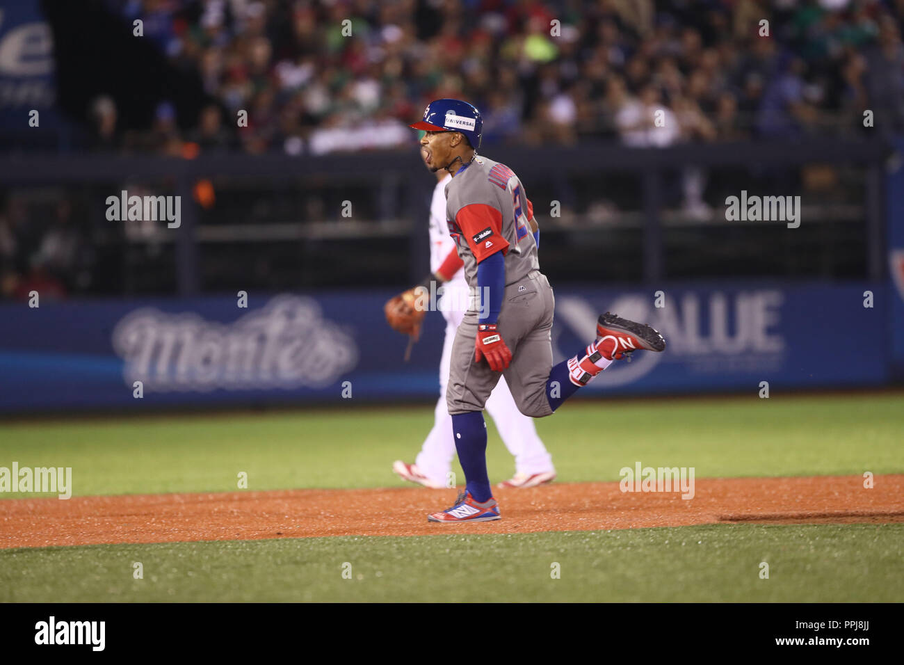 Francisco Lindor de Puerto Rico corre y celebra su homerun en la ...