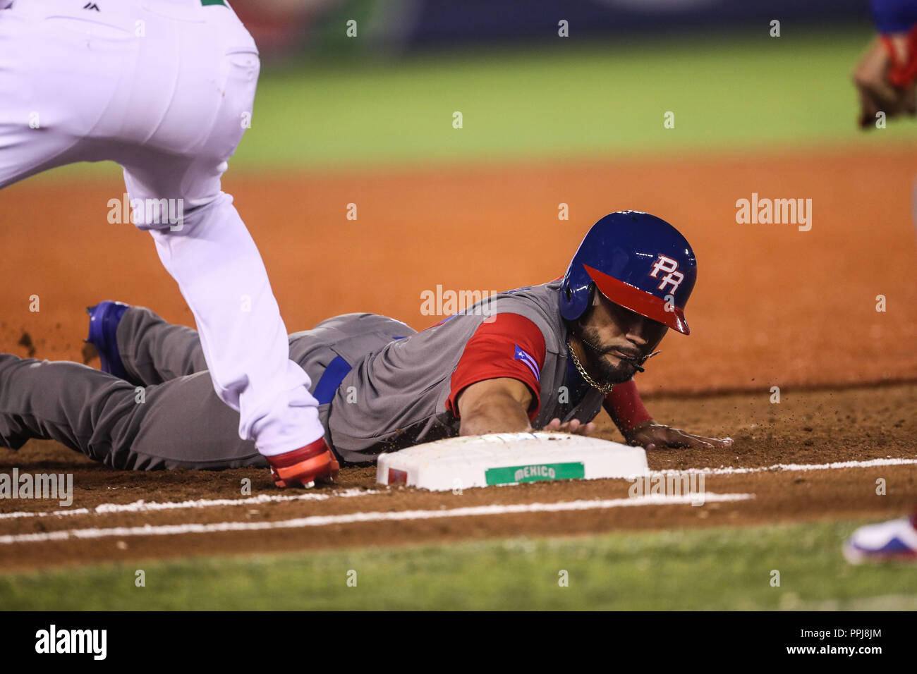 Reymond Fuentes regresa a salvo en la primera base, durante el partido ...