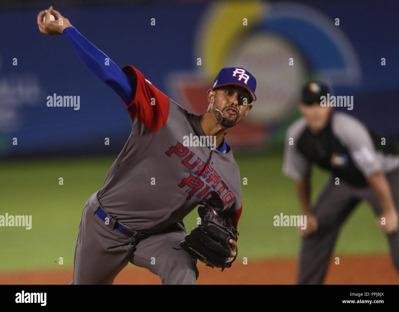 Jorge Lopez pitcher inicial de Puerto Rico hace lanzamiento en el ...
