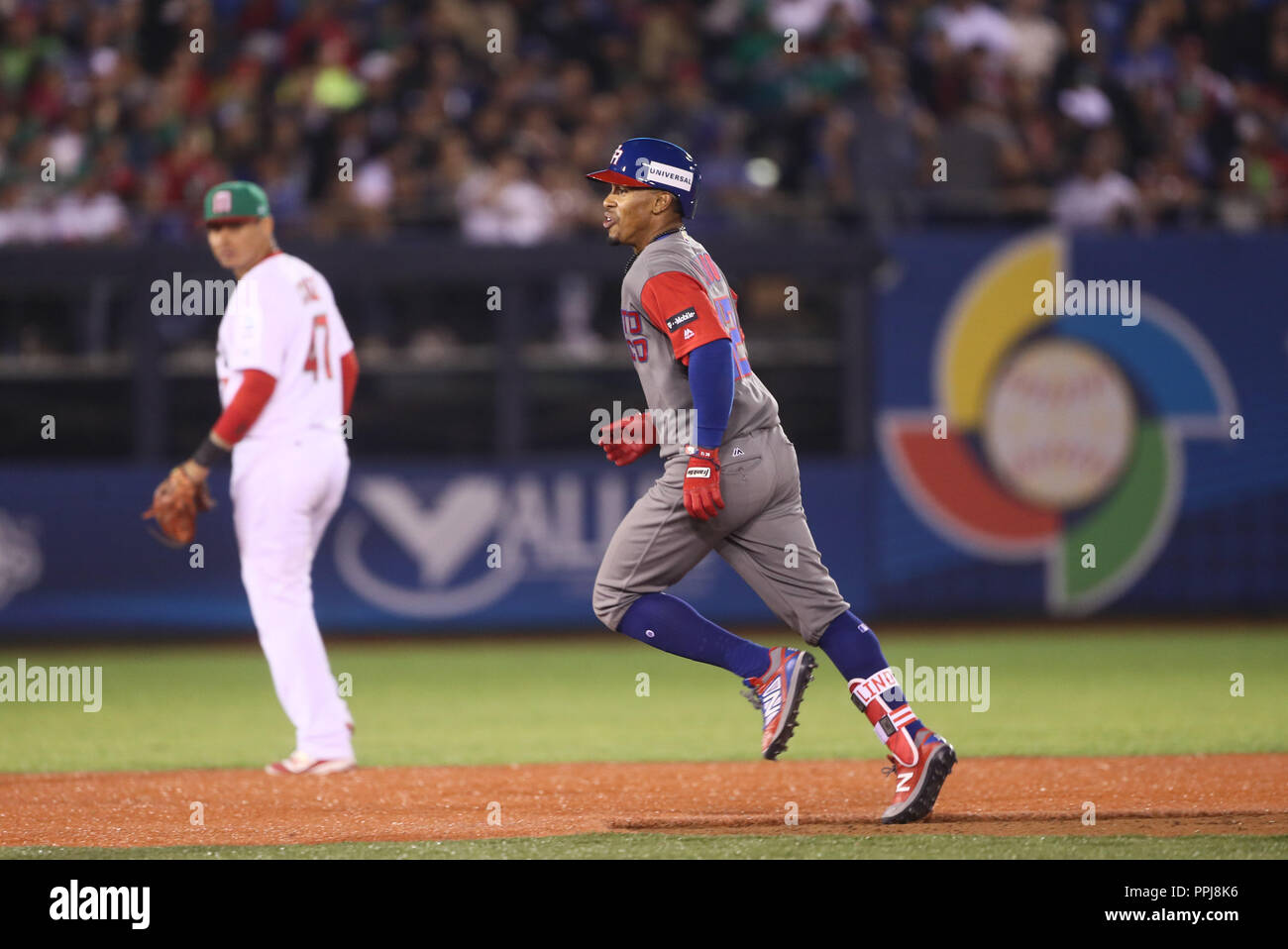 Francisco Lindor de Puerto Rico corre y celebra su homerun en la ...
