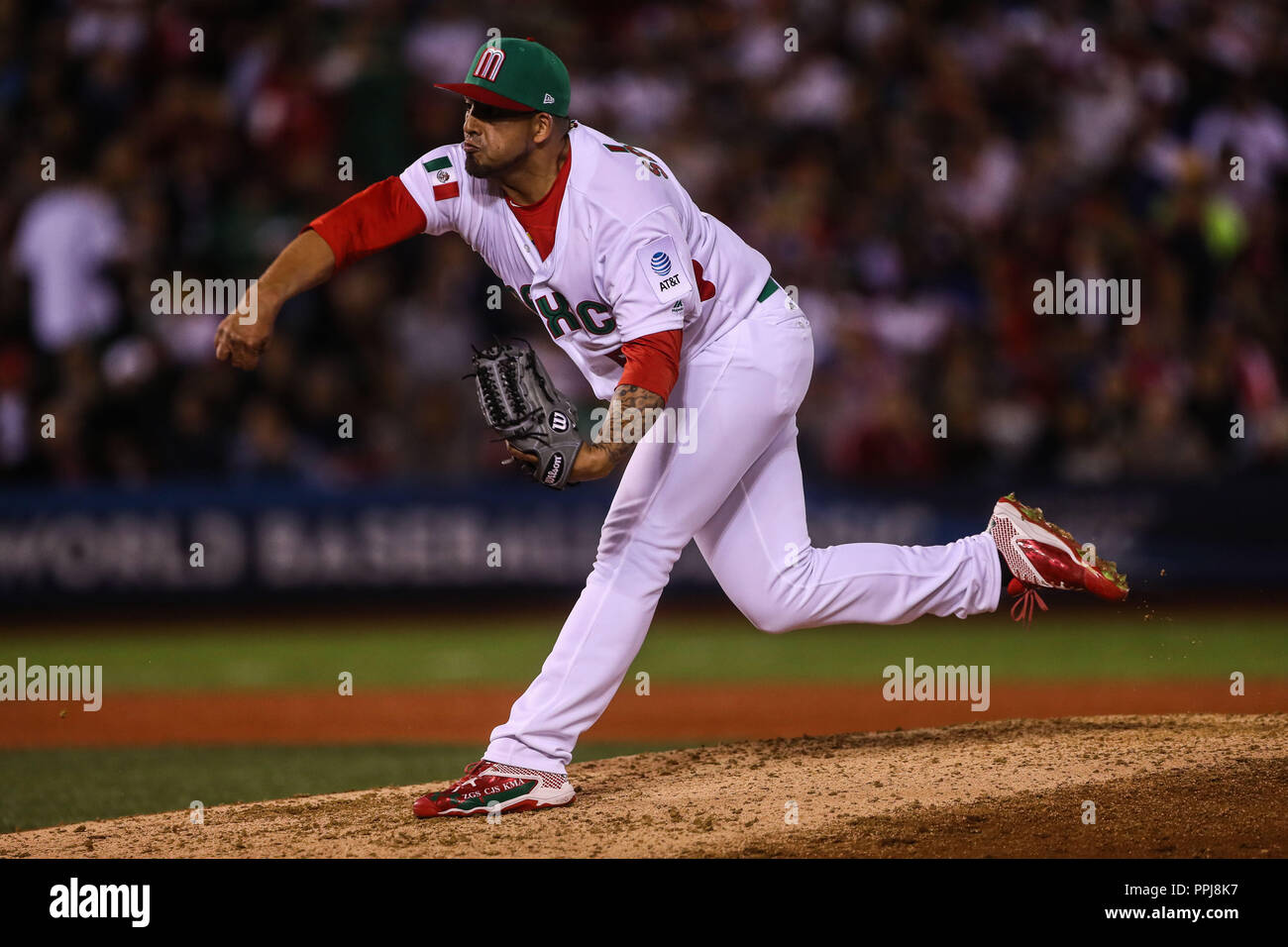 Jacob Sanches pitcher que era de relevo por Mexico en el quinto inning ...